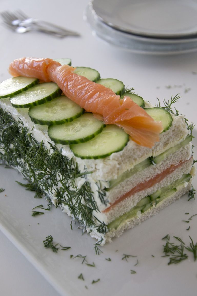 Broodtaart met zalm en komkommer - Brenda Kookt