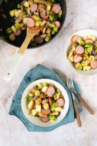 Roerbakschotel van aardappel met spruitjes en rookworst - Brenda Kookt