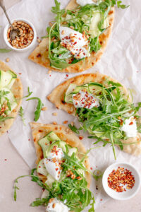 Broodje mozzarella met pesto en crispy chili olie - Brenda Kookt