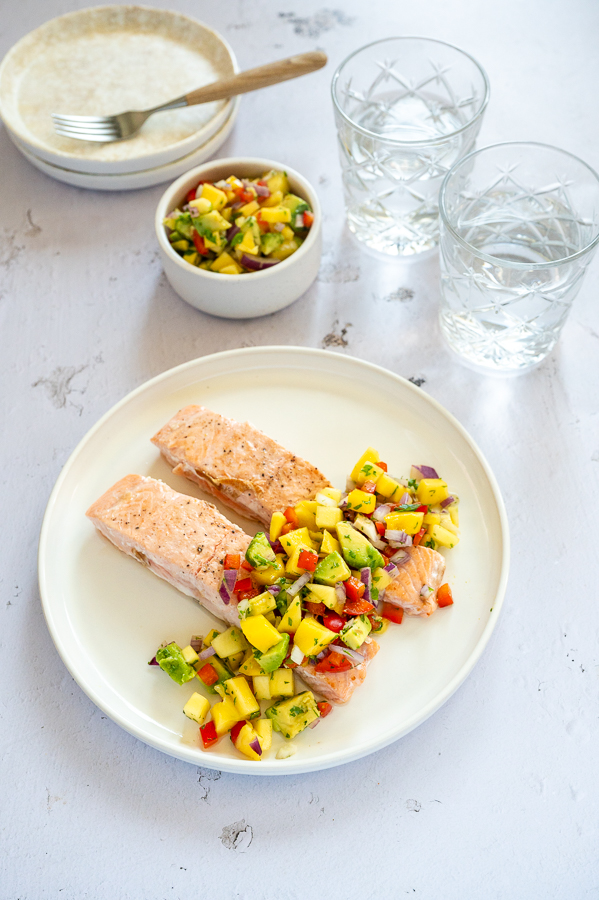 Gegrilde zalm met avocado-mangosalsa en limoen - Brenda Kookt