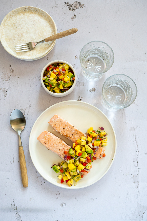 Gegrilde zalm met avocado-mangosalsa en limoen - Brenda Kookt