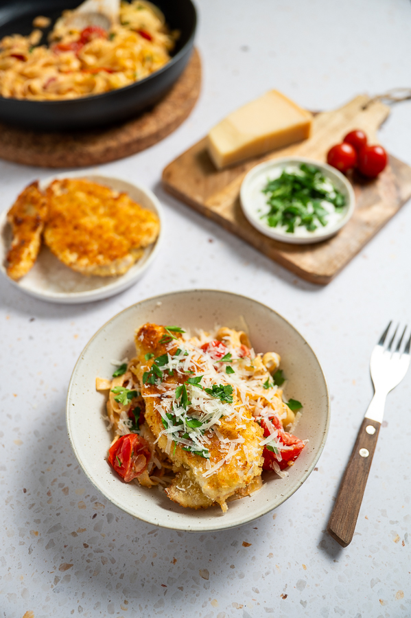 Kip Parmezaan met romige tagliatelle en tomaatjes - Brenda Kookt